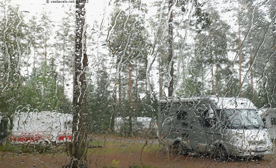 Kuva: Sataa vettä - vesisade pisarat pisara sade märkä matkailuauto ...