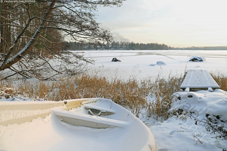 Kuva: Soutuvene ja laituri - talvi jäätynyt heikko jää alkutalvi ...