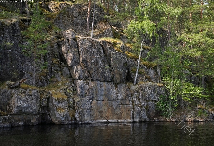 Kuva: Rantakallio - Saimaa Joutenvesi aurinkoinen ranta rannat jyrkkä ...