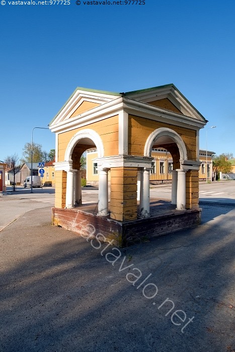 Kuva: Katettu kaivo - katettu kaivo kaivorakennus uusklassillinen ...