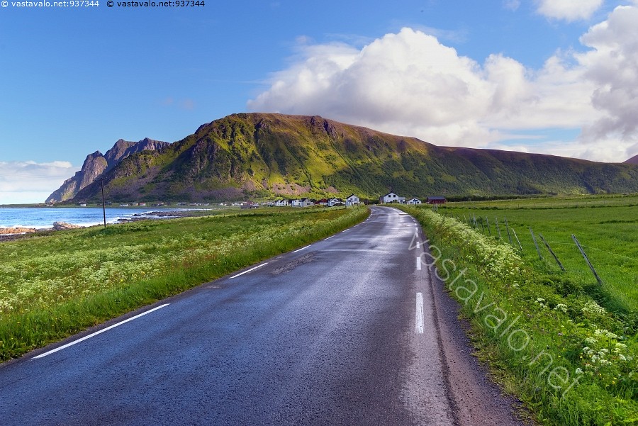 Kuva: Rannikon kylä Lofooteilla - pieni kylä Atlantti Atlantin ...