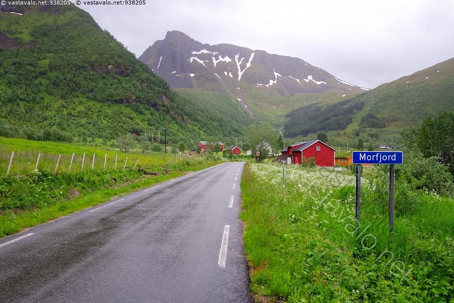 Kuva: Morfjordin kylä Vesterålenin saaristossa - Morfjord kylä maantie ...
