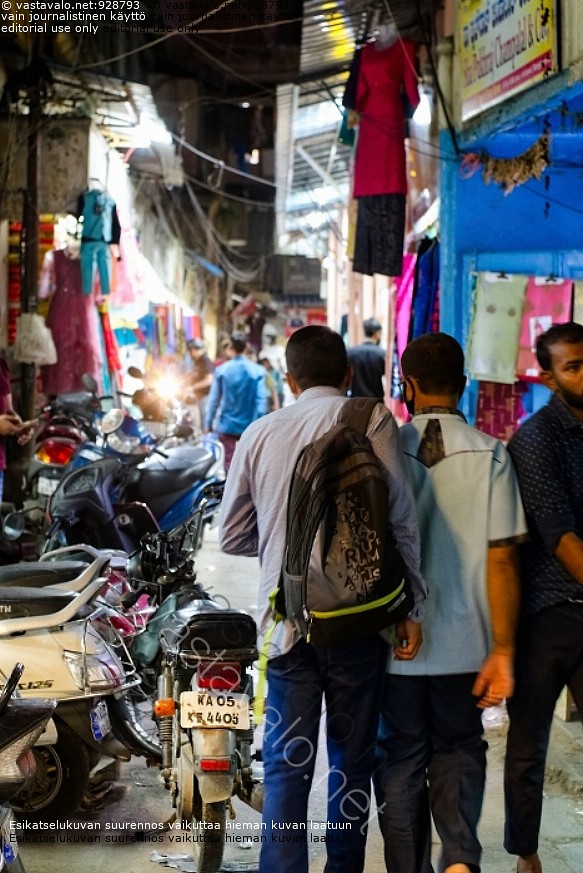 Kuva: Kapealla kadulla - ostoskatu väkijoukko tungos ahdas ruuhkautunut ...