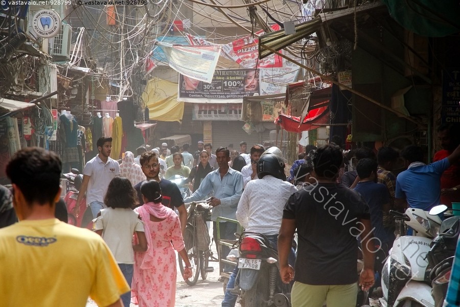 Kuva: Tungosta kadulla - väkijoukko tungos pöly pölyinen kaupunki vanha ...