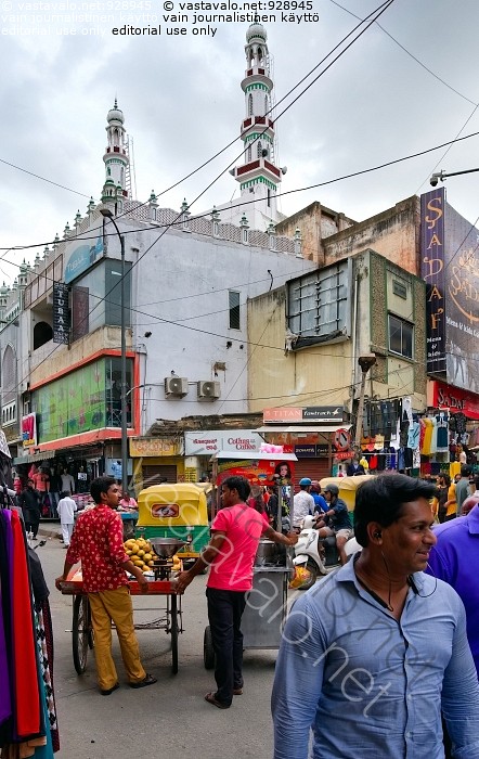 Kuva: Kadunkulma Bangaloressa - moskeija minareetti torni kulmaus katu ...