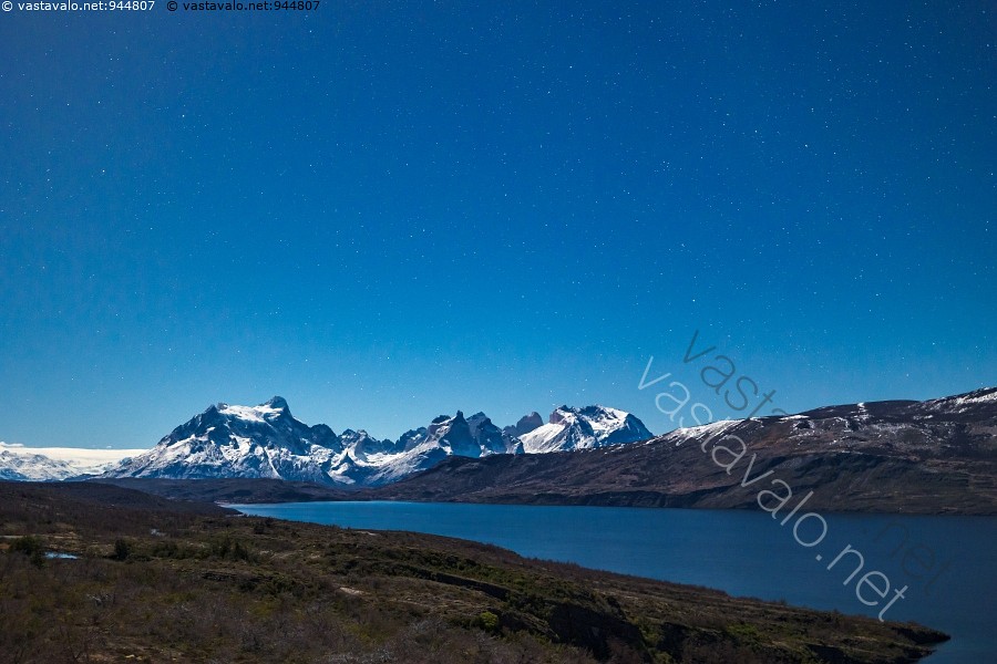 Kuva: Cordillera del Paine -vuoret kuunvalossa - Chile Cuernos Del Toro ...