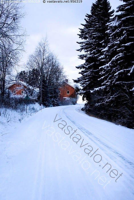 Kuva: Talvinen maalaistie - tiilitalo talo talot rakennus rakennukset ...