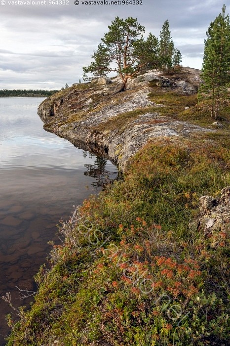 Kuva: Rantakalliota erämaajärvellä - kallio rantakallio järvi Lappi ...