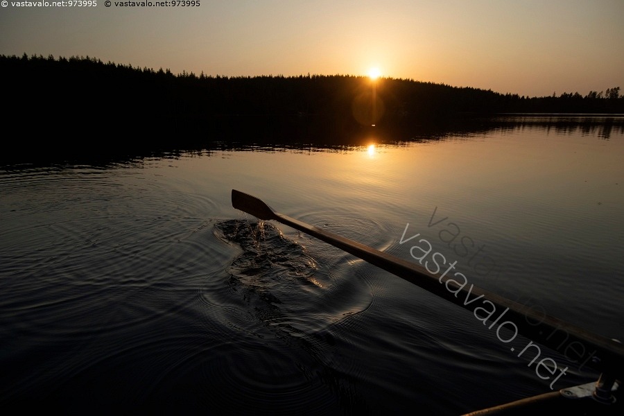 Kuva: Soutamassa - airo hankain vene lapa vesi tyyni järvi aurinko ilta ...