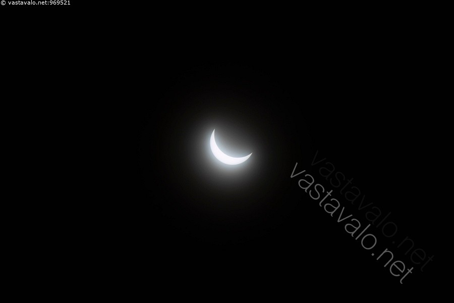 Kuva: Osittainen auringonpimennys - aurinko kuu varjo kiekko peittynyt ...