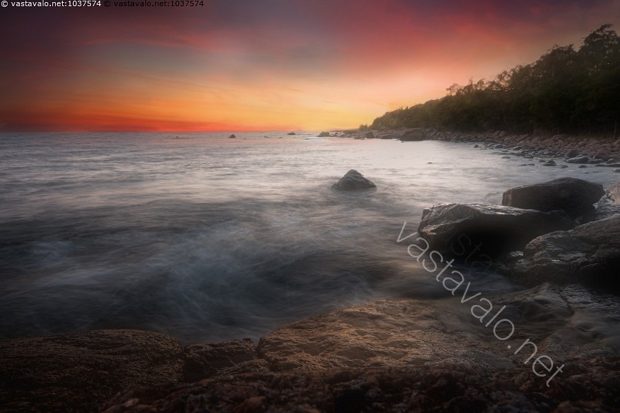 Kuva: Autiolla rannalla 1 - meri merenranta ranta rantakallio kivikko ...