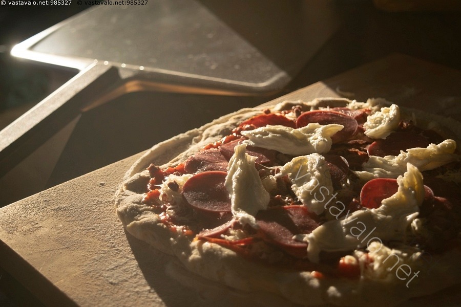 Kuva: Pizza valmiina uuniin - pitsa mozzarella salami taikina juusto ...