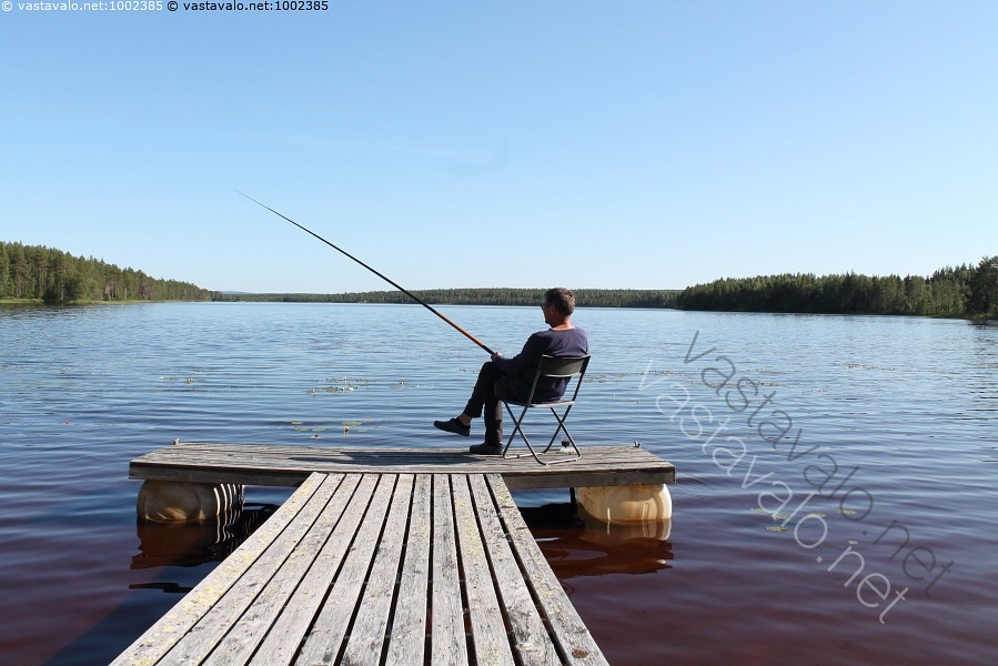 Kuva: Kalastaja laiturilla - kalastaja laituri penkki onki järvi tyyni ...